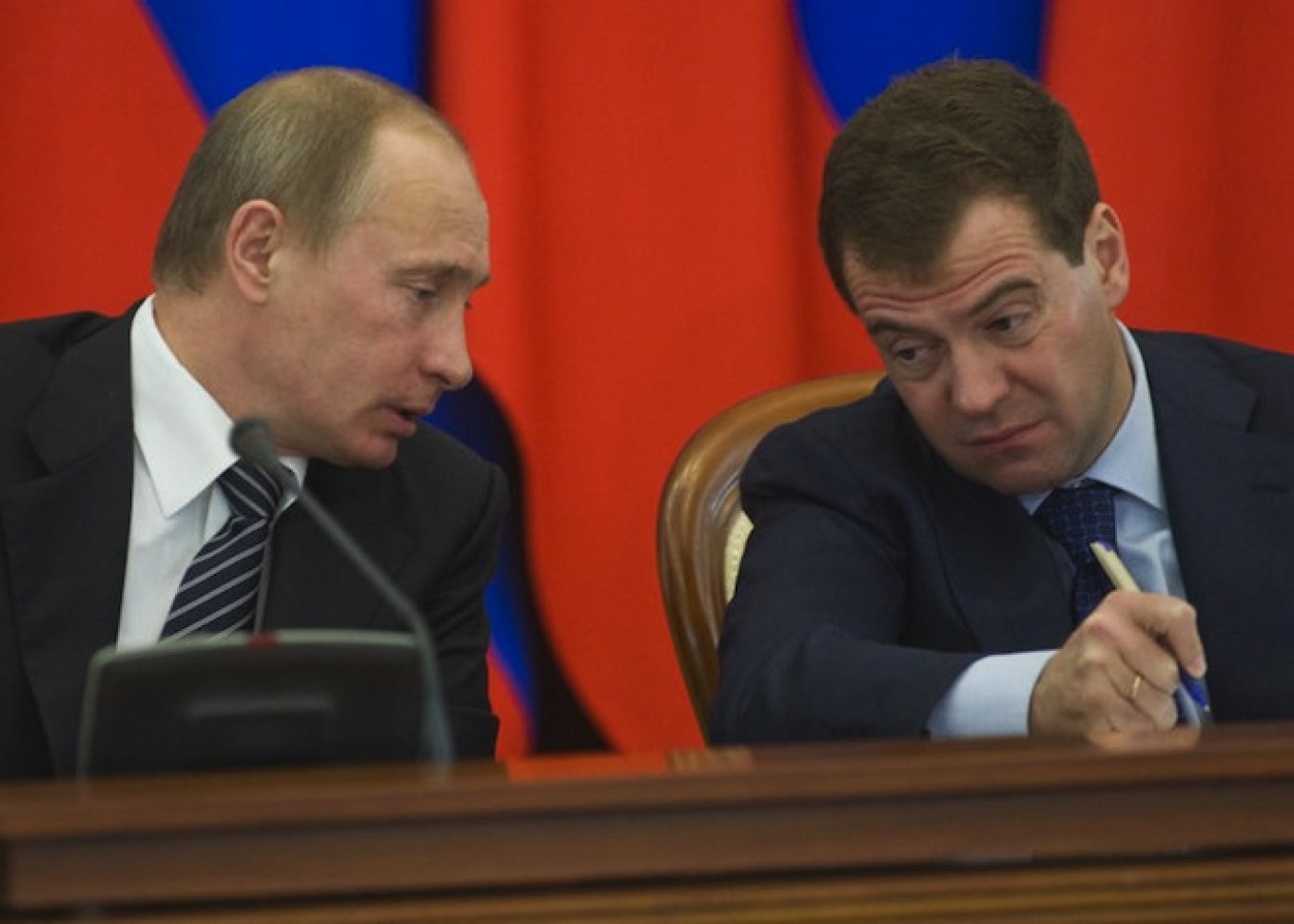 Putin Gives Himself, Colleagues a Pay Cut