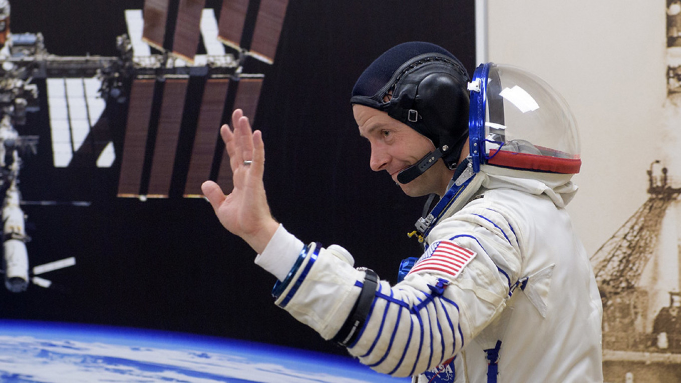 Putin Gives Top State Honor to U.S. Astronaut Who Survived Russian ...