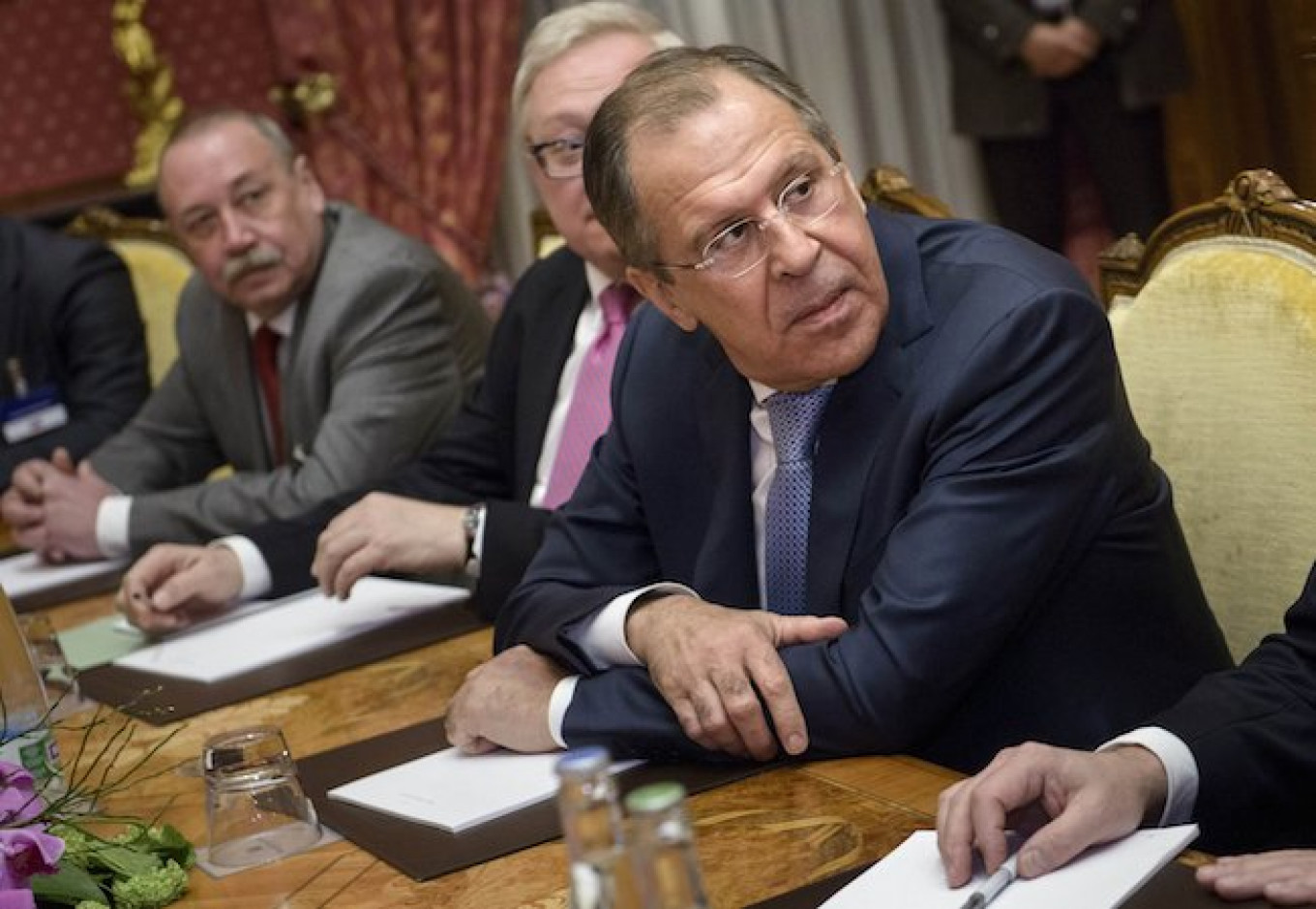 Lavrov Urges Both Sides to Pull Back Weapons in East Ukraine