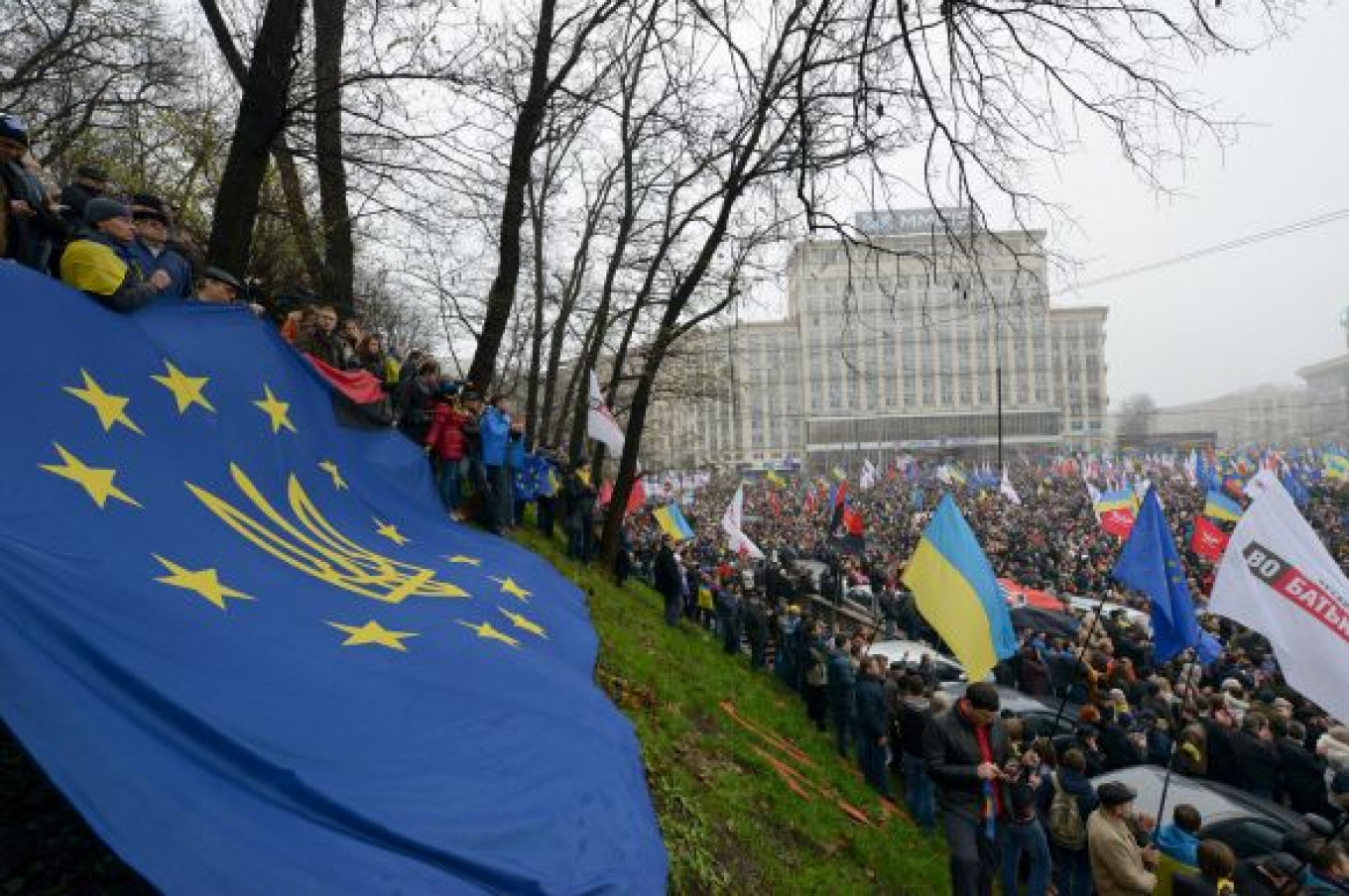 Opposition Leader Attack Spurs Biggest Rally of 2014 in Kiev