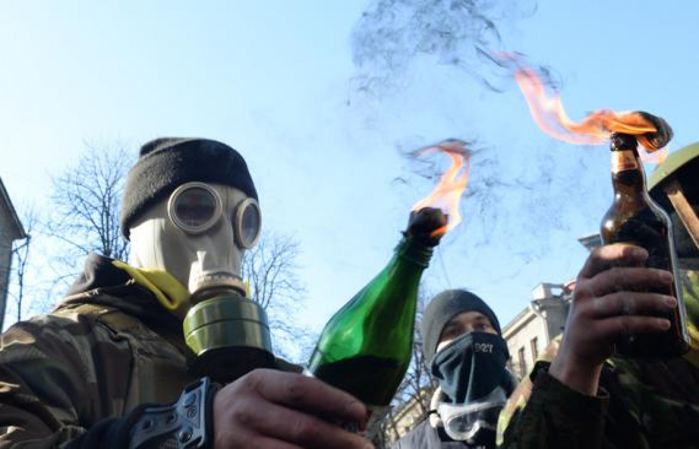 Car Attacked With Molotov Cocktail in Central Moscow