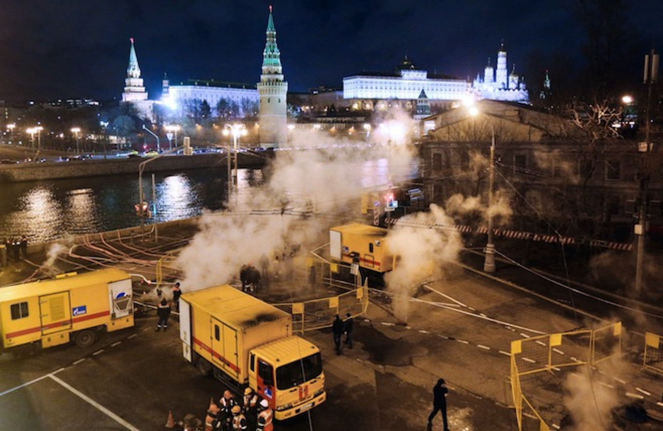 Moscow Trolleybus Falls into Pit Caused by Ruptured Steam Pipe