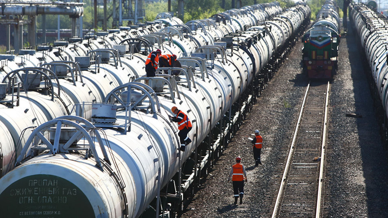 Ukraine Introduces Duties on Russian Fuel - The Moscow Times