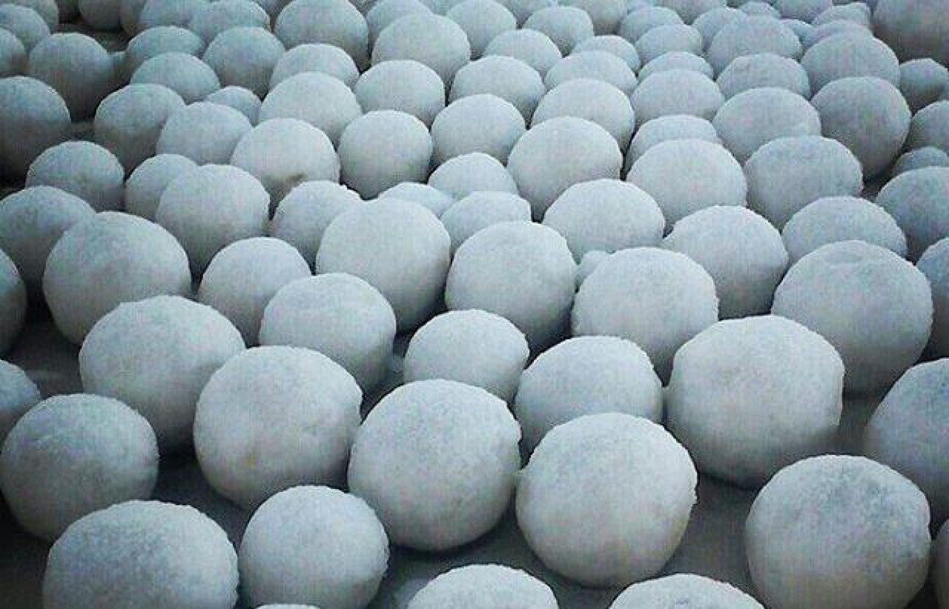 Thousands of Giant Snowballs Form Naturally in Northern Russian Village