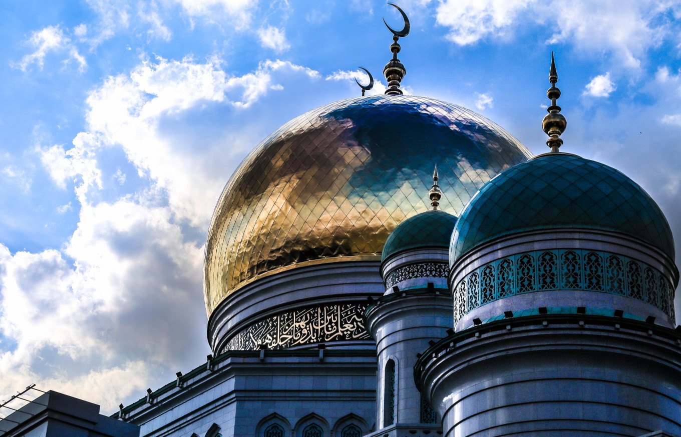 Moscow's Muslims Struggle to Find Place to Pray