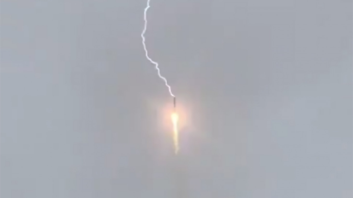 Lightning Strikes Russian Rocket in Mid-Air, Rocket Survives (Video ...