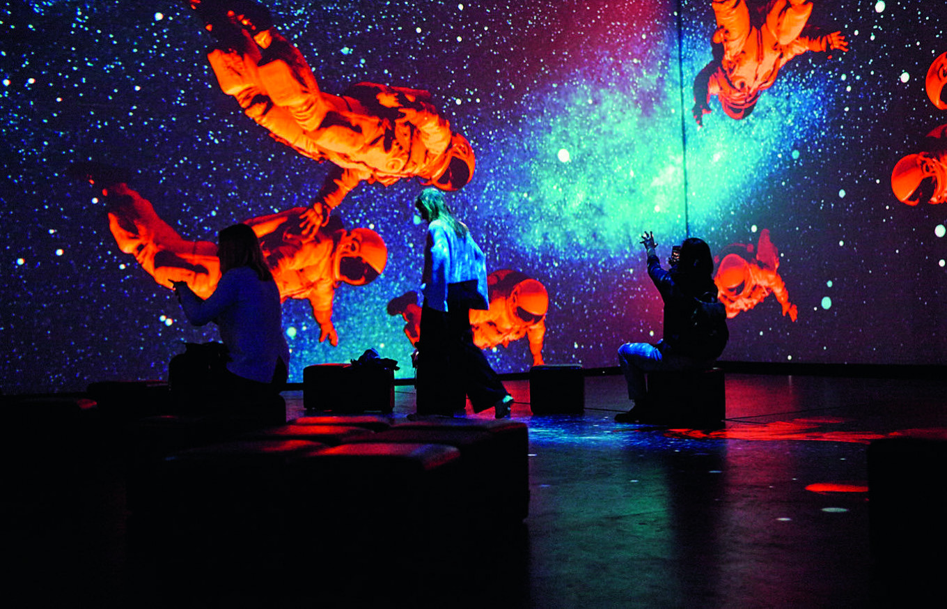 A Multimedia Voyage into Space at Artplay