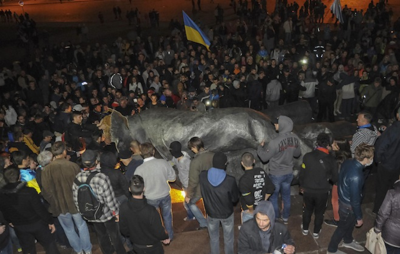 Ukraine Authorities Unfazed by Toppling of Lenin Statue in Kharkiv