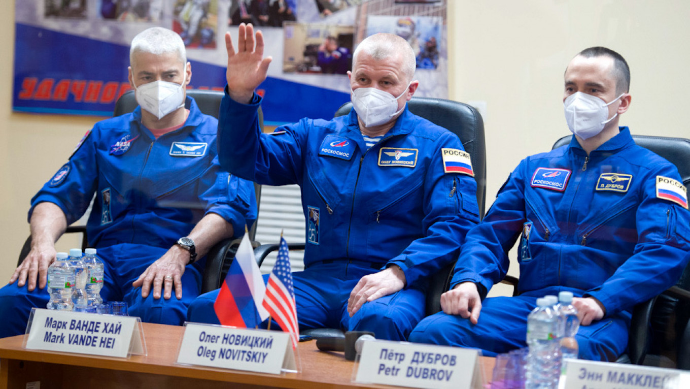 Russian Crew arrives on ISS in yellow-blue suits. : r/space