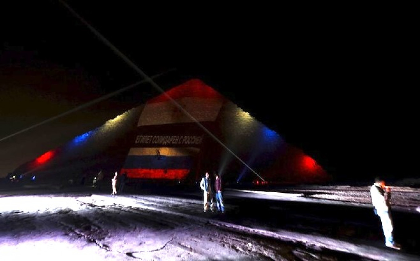 Egyptian Pyramid Honors Victims of Attacks in Paris, Beirut and Sinai ...