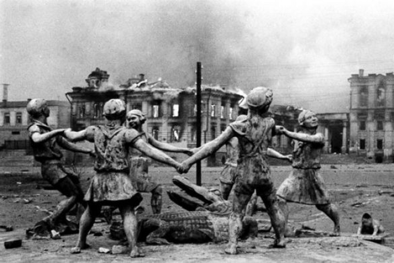 Putin Helps Unveil Statue in Volgograd Putin Helps Unveil Statue in Volgograd