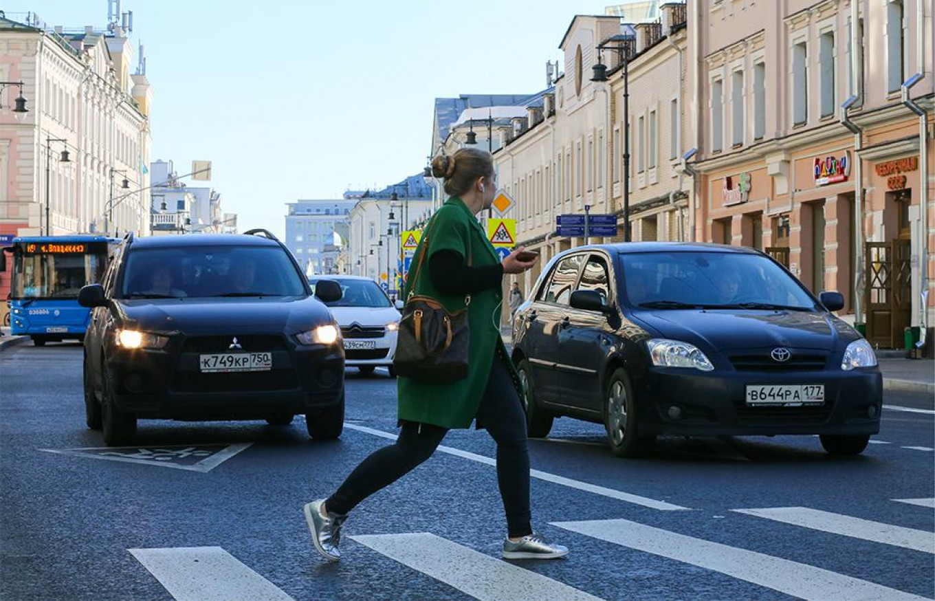 Russian Drivers Face Bigger Fines for Failure to Yield to Pedestrians