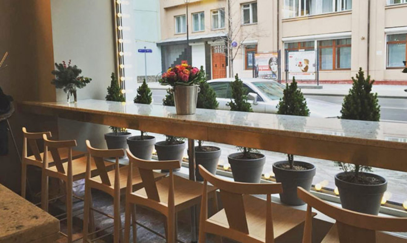 Iskra Restaurant Lights Up the City