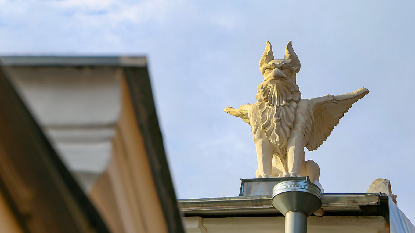 [Gargoyles and Griffins on Moscow Buildings] - The Moscow Times