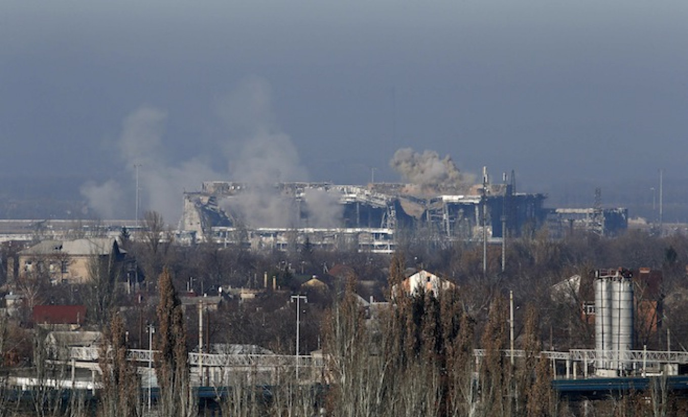 Explosions at Donetsk Airport Sign of Wavering Cease-Fire in Ukraine