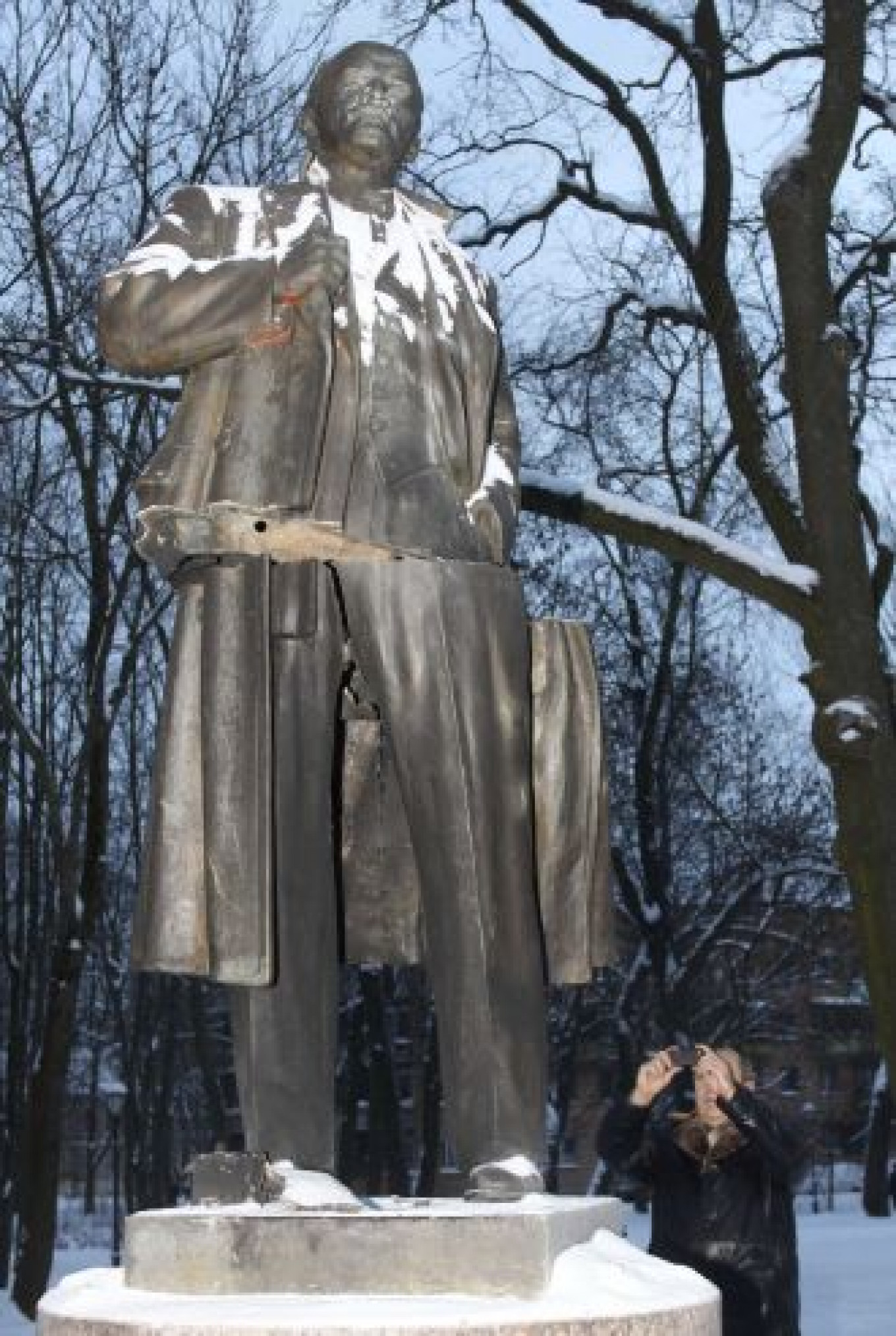 Small Bomb Explosion Damages Lenin Statue