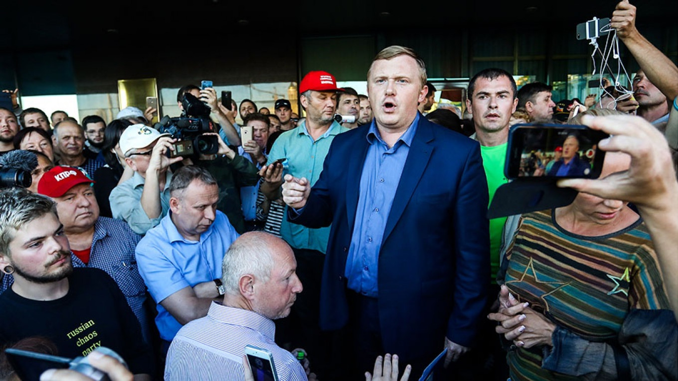 Communist Protesters Rally in Vladivostok Against Alleged Election Rigging