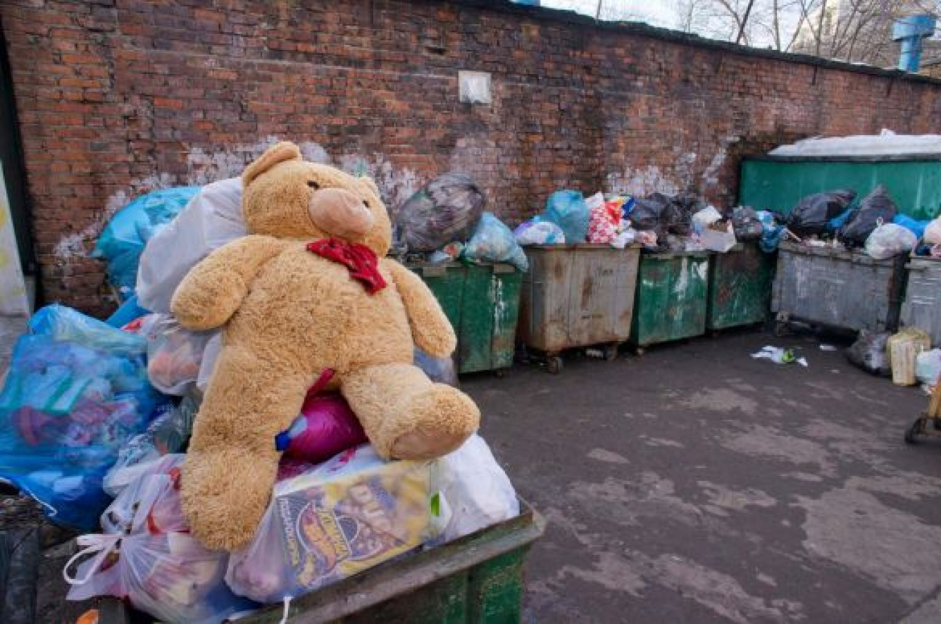 Poetry and Profits Elusive in Russian Garbage