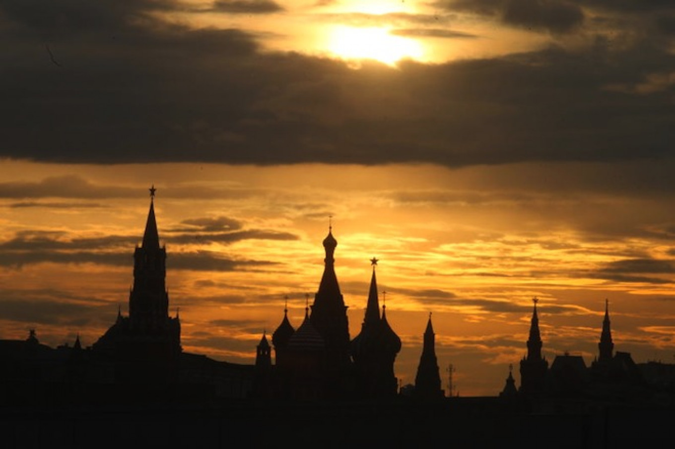 Moscow Residents Struggle with Early Sunrise on 'Winter Time'