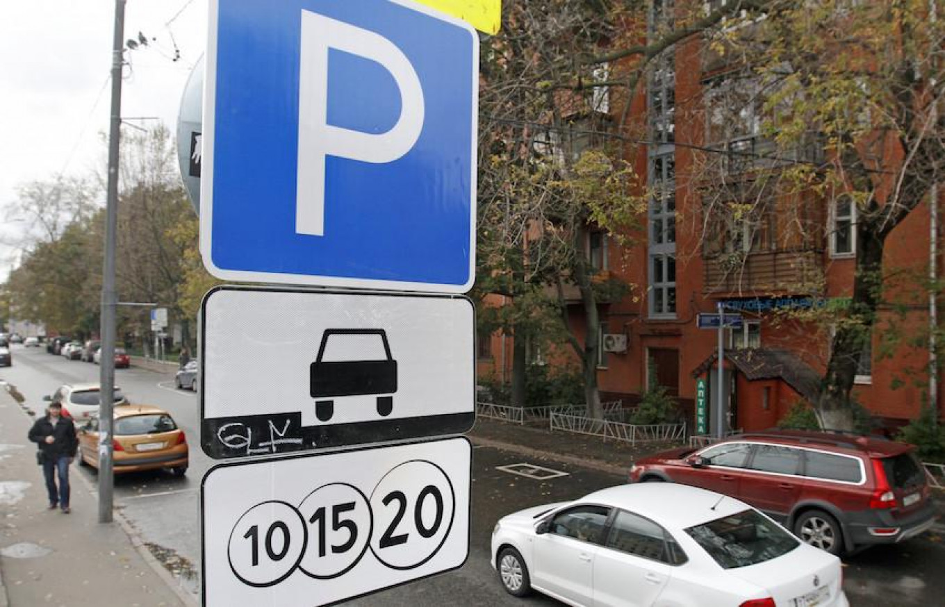 Moscow 'Parking Holiday' to Coincide With Fatherland Day Celebrations