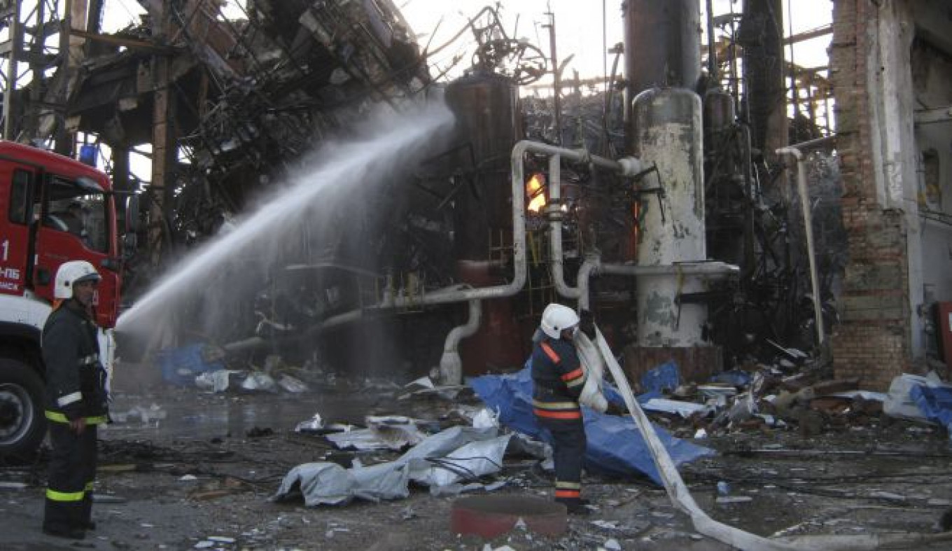 Rosneft Halts Achinsk Oil Refinery After Explosion Kills Seven