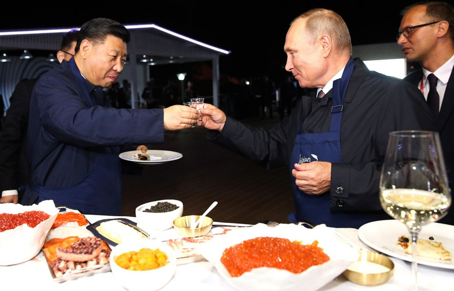 Putin, Xi Make Pancakes and Drink Vodka Together in Vladivostok