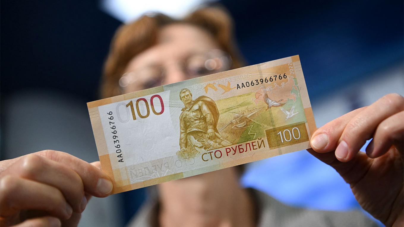 Russian ATMs Reject New 100 Ruble Bill Kommersant The Moscow Times