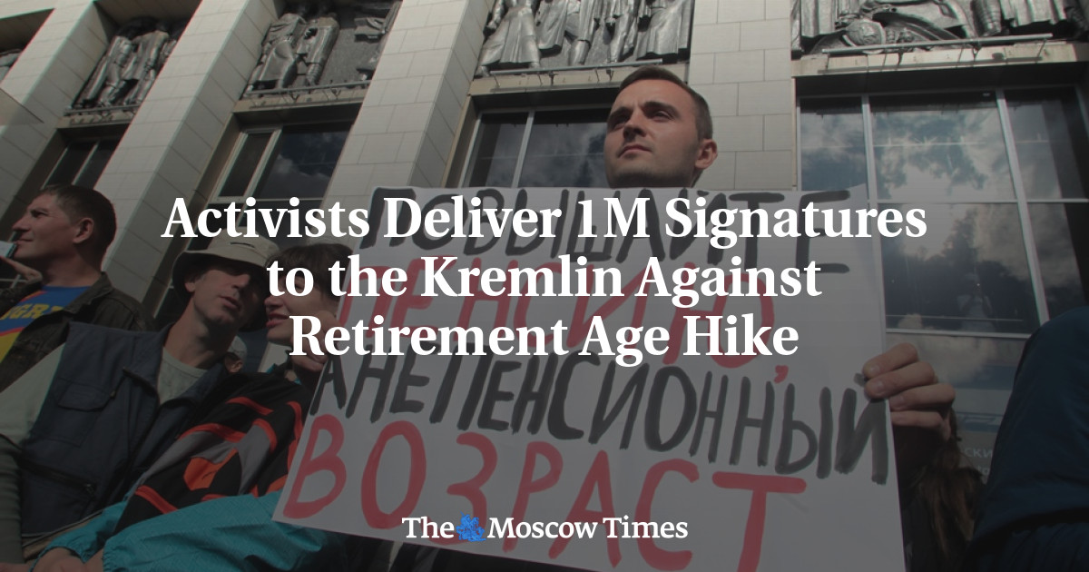 Activists Deliver 1M Signatures to the Kremlin Against Retirement Age Hike