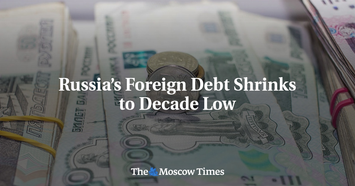 Russia’s Foreign Debt Shrinks to Decade Low