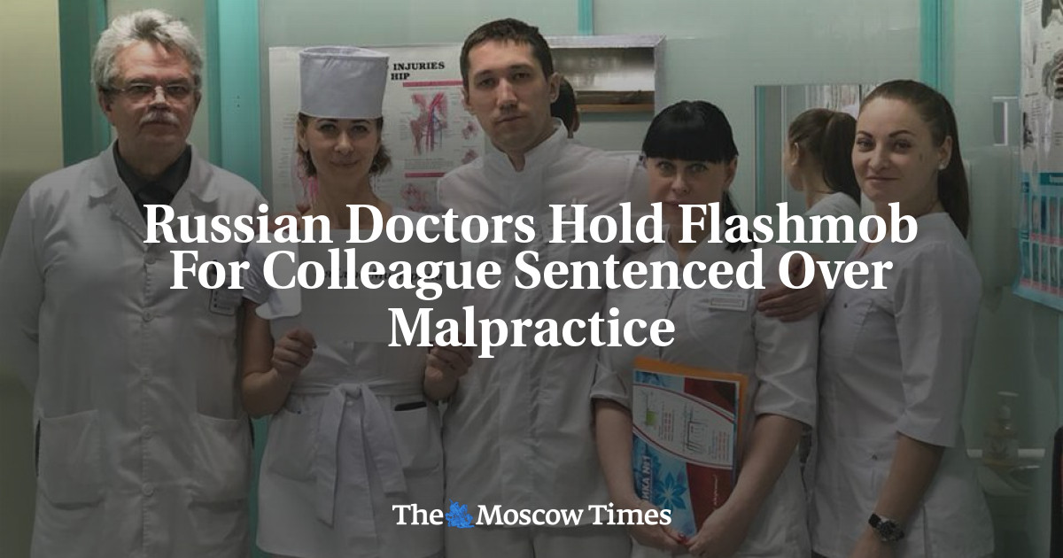 Russian Doctors Hold Flashmob For Colleague Sentenced Over Malpractice
