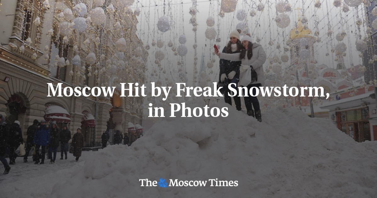Moscow Hit by Freak Snowstorm, in Photos