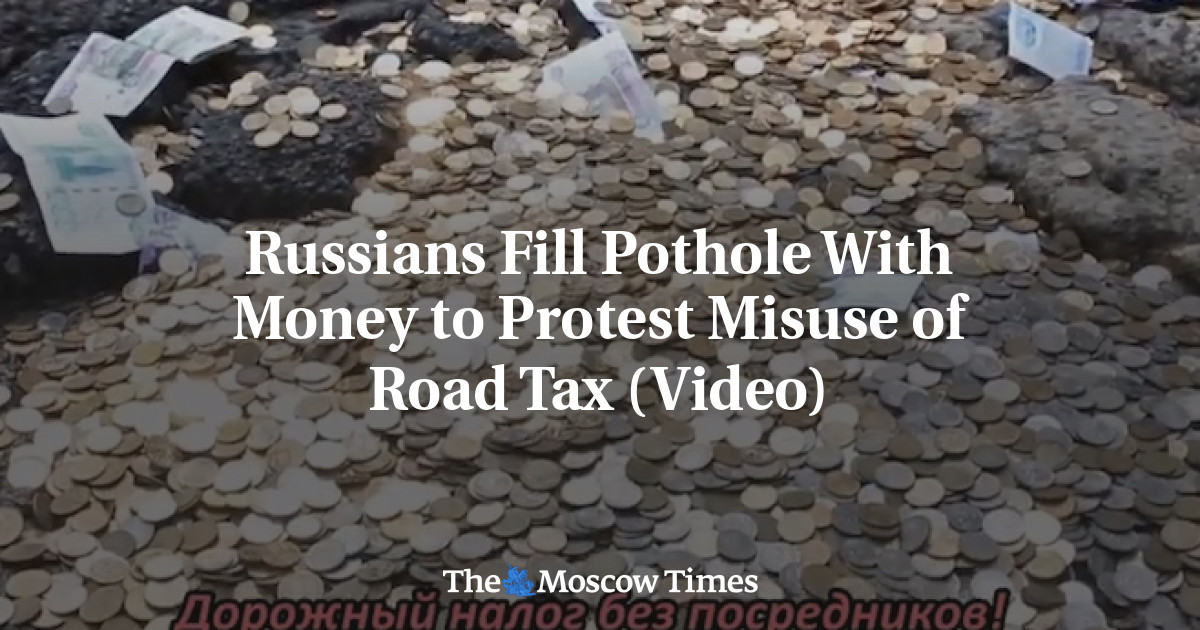 Russians Fill Pothole With Money to Protest Misuse of Road Tax (Video)