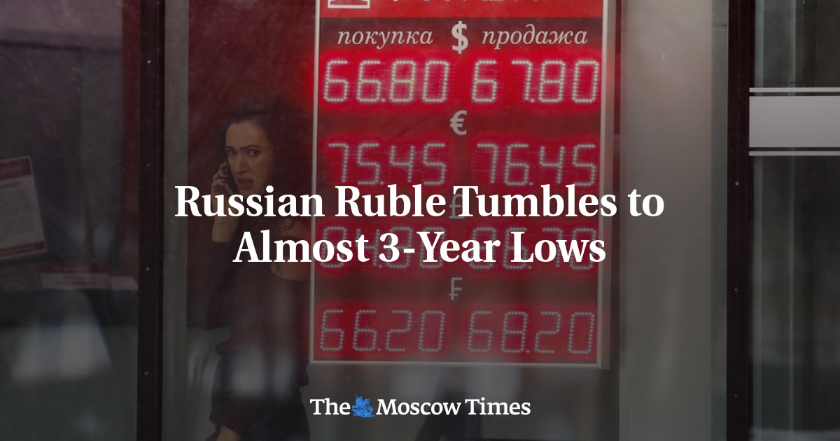 Russian Ruble Tumbles to Almost 3-Year Lows