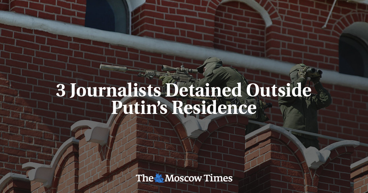 3 Journalists Detained Outside Putin’s Residence - The Moscow Times