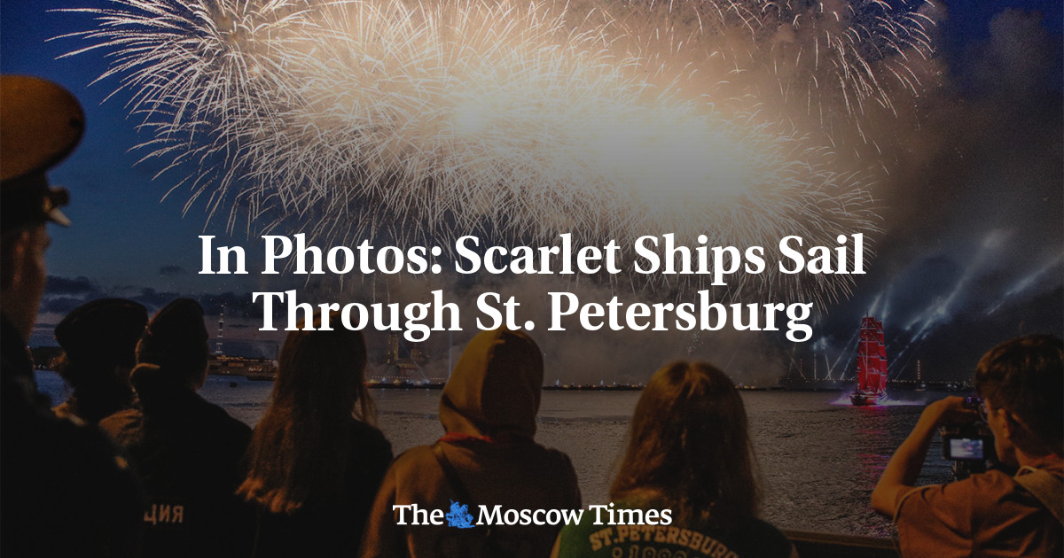 In Photos: Scarlet Ships Sail Through St. Petersburg - The Moscow Times