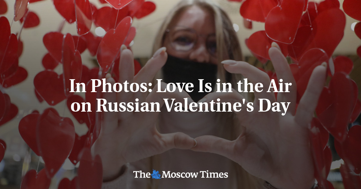 In Photos: Love Is in the Air on Russian Valentine's Day - The Moscow Times