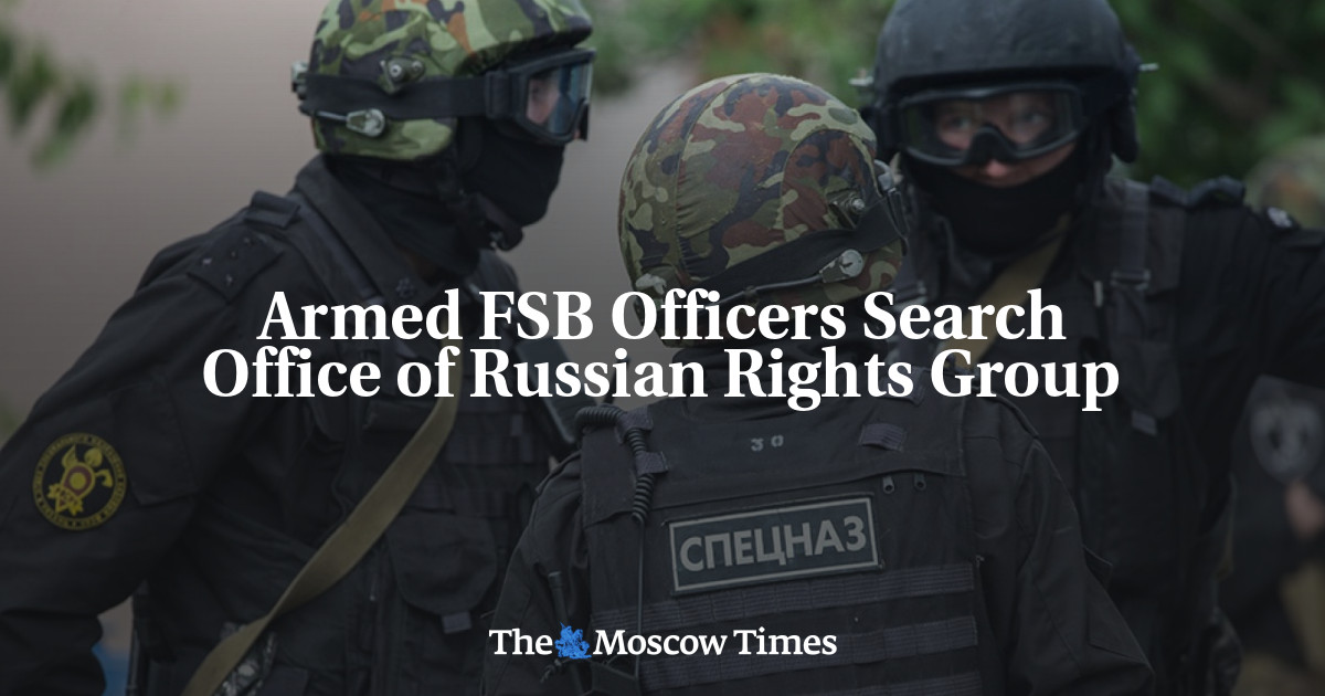 Armed FSB Officers Search Office of Russian Rights Group - The Moscow Times