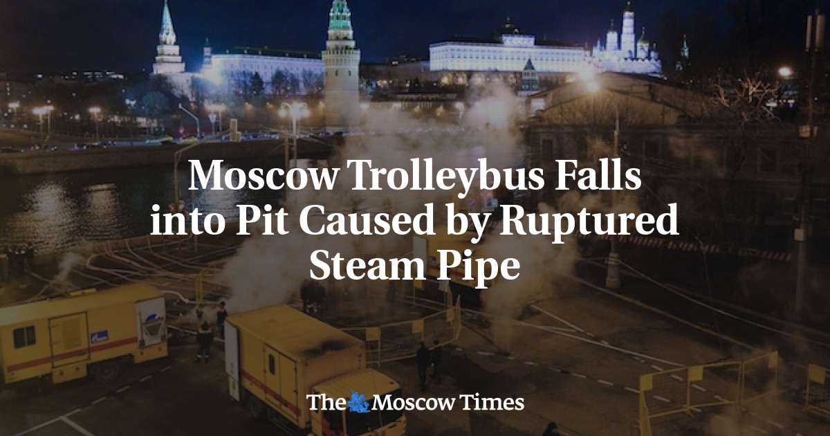 Moscow Trolleybus Falls into Pit Caused by Ruptured Steam Pipe