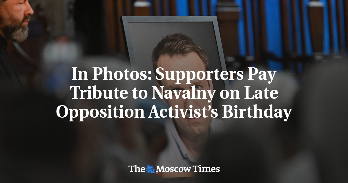 In Photos: Supporters Pay Tribute to Navalny on Late Opposition ...