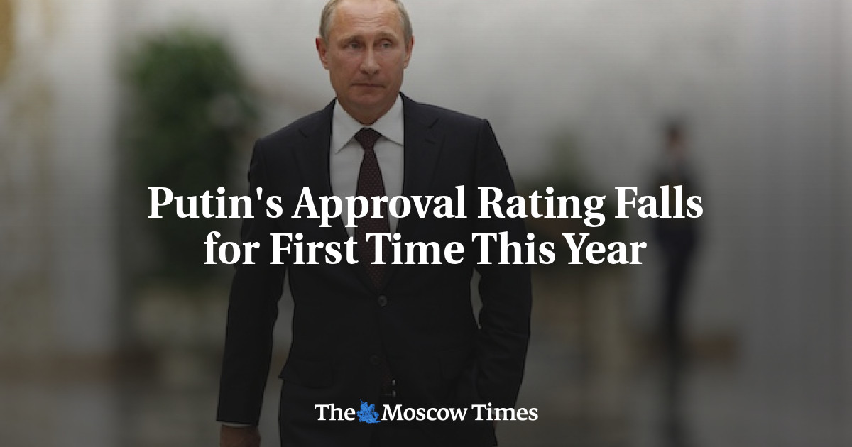 Putin's Approval Rating Falls for First Time This Year