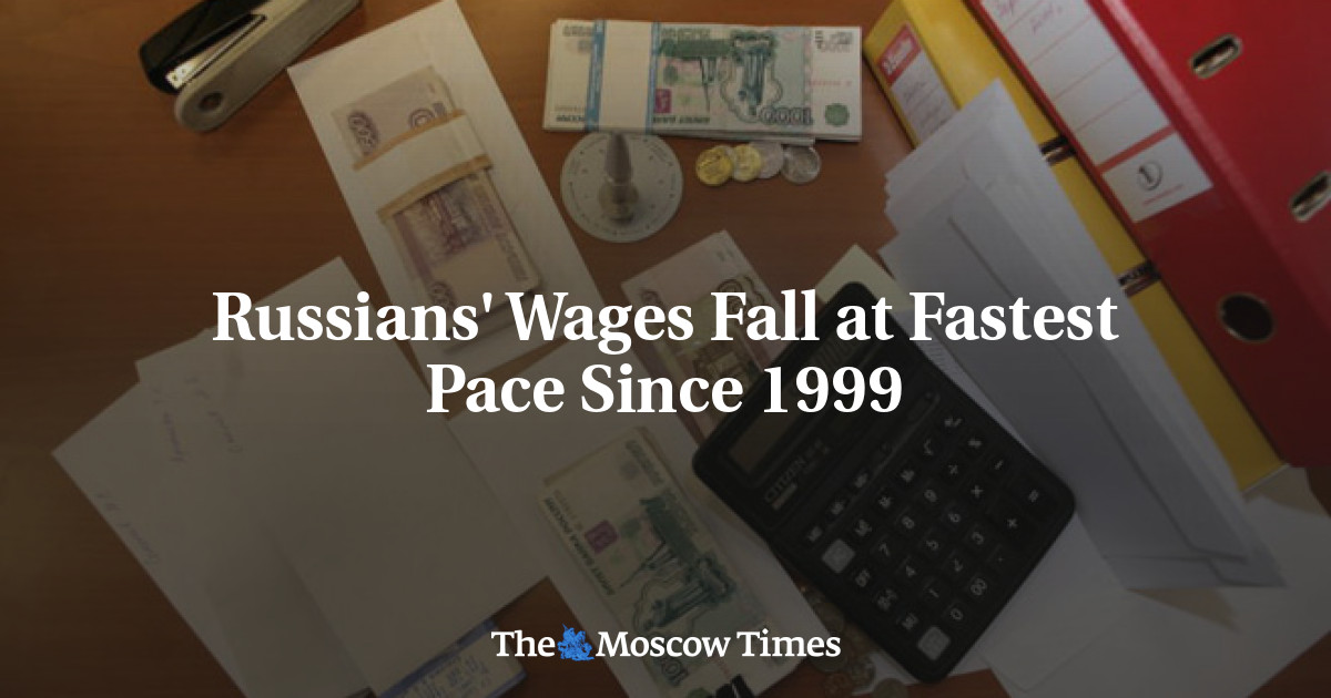 Russians' Wages Fall at Fastest Pace Since 1999