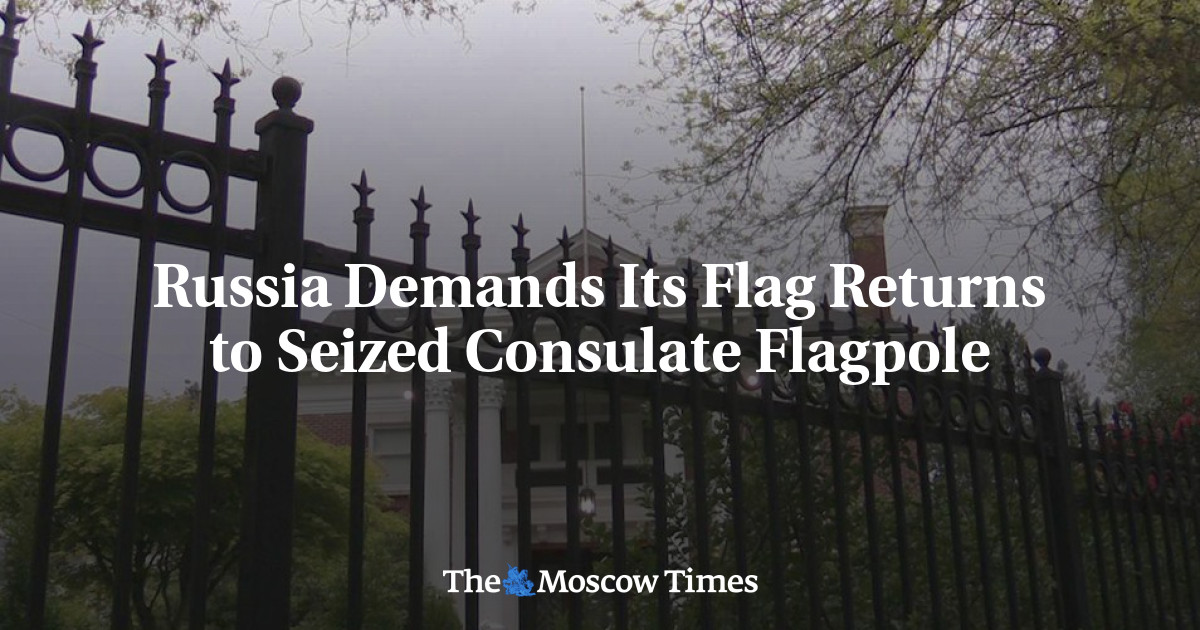 Russia Demands Its Flag Returns to Seized Consulate Flagpole