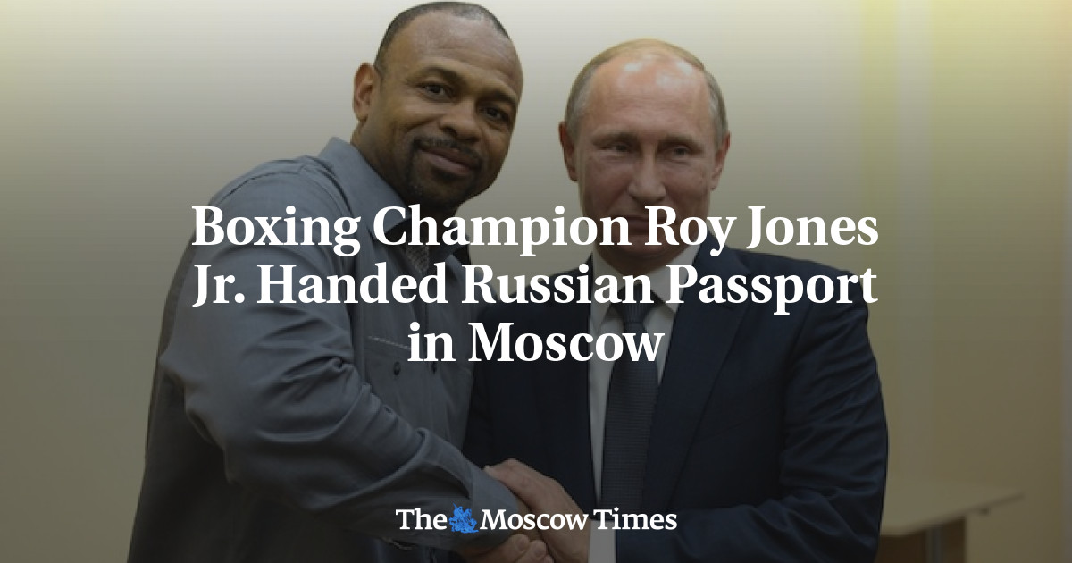 Boxing Champion Roy Jones Jr. Handed Russian Passport in Moscow