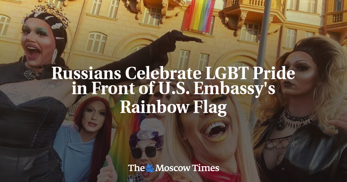 Russians Celebrate LGBT Pride in Front of U.S. Embassy's Rainbow Flag ...