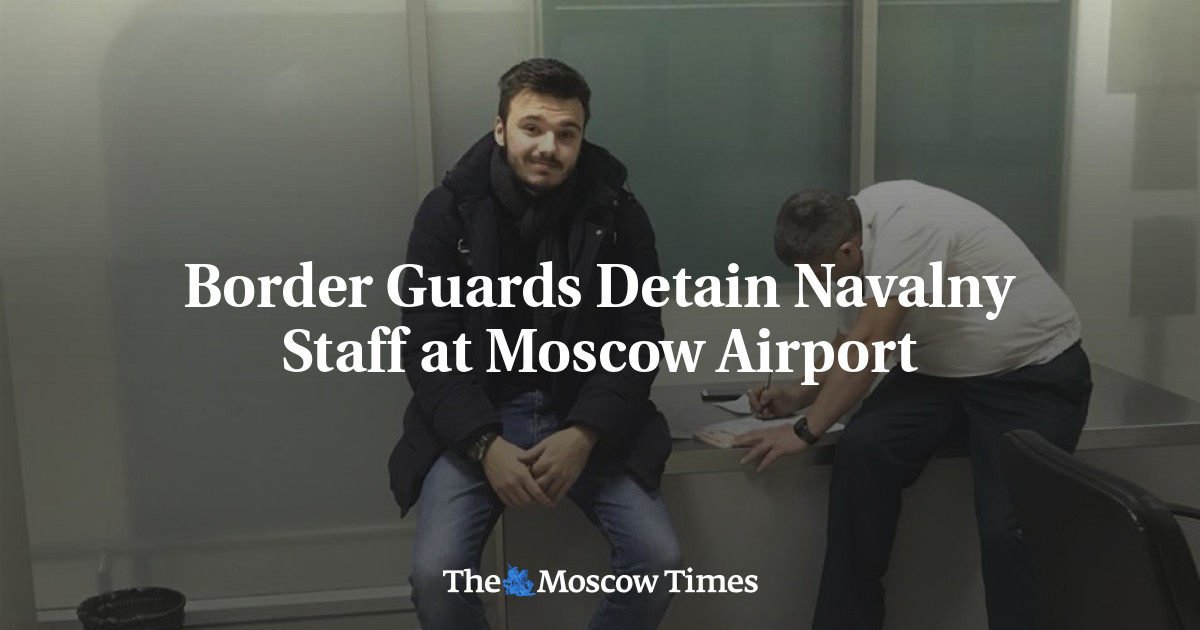 Border Guards Detain Navalny Staff at Moscow Airport
