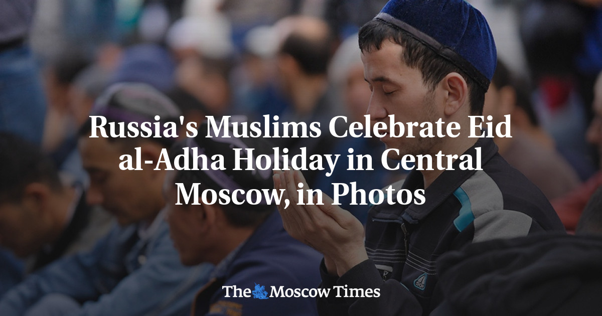 Russia's Muslims Celebrate Eid al-Adha Holiday in Central Moscow, in Photos