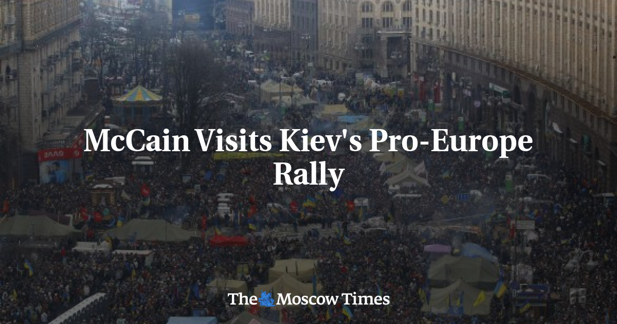McCain Visits Kiev's Pro-Europe Rally