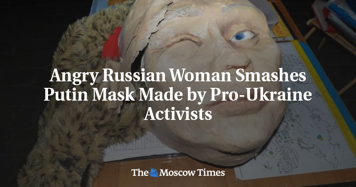 Angry Russian Woman Smashes Putin Mask Made by Pro-Ukraine Activists