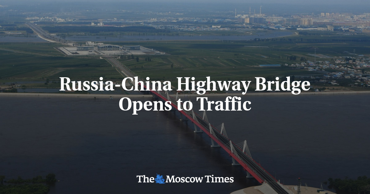 Russia-China Highway Bridge Opens to Traffic - The Moscow Times