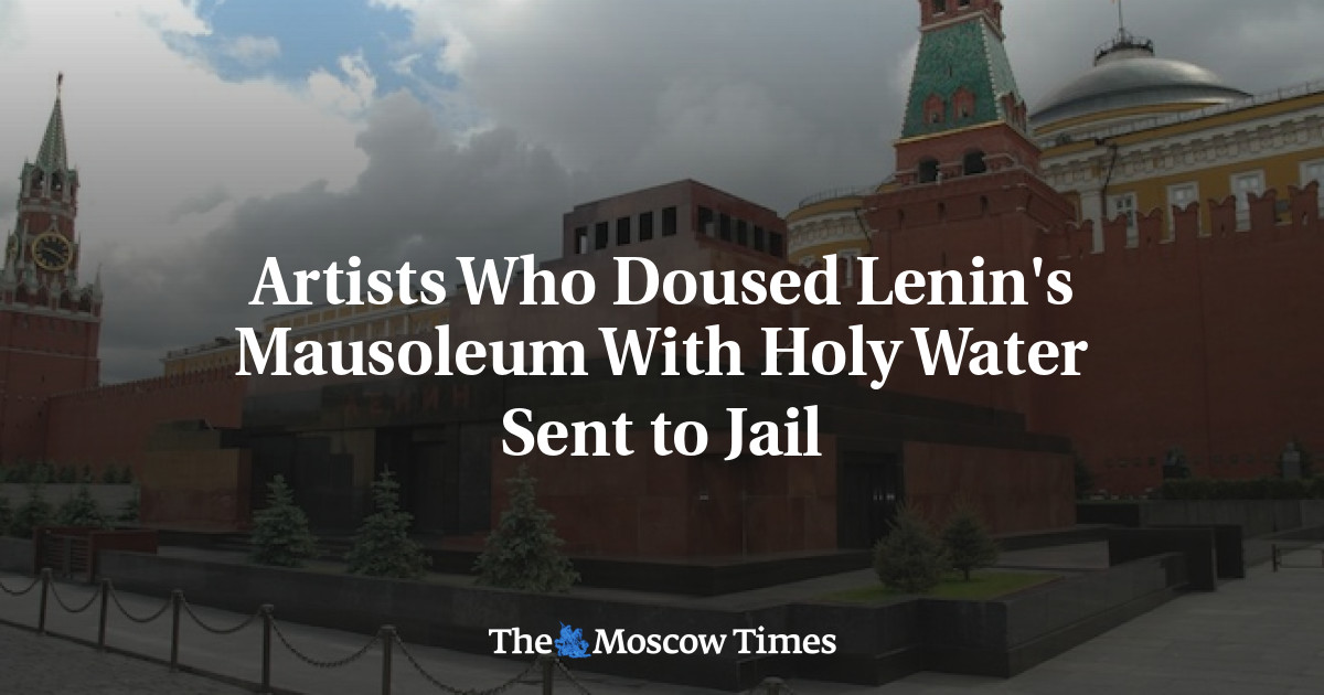 Artists Who Doused Lenin's Mausoleum With Holy Water Sent to Jail